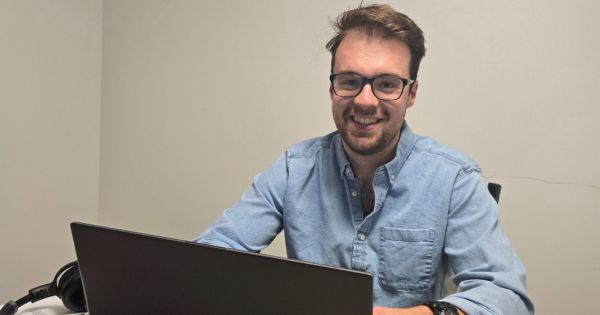 Harrison tisse des liens avec la communauté, un appel à la fois - Croix ...